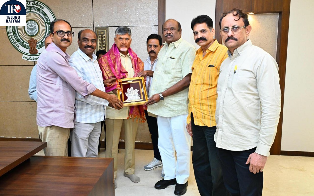 CM శ్రీ చంద్రబాబు గారిని కలిసి బాలకృష్ణ గారి స్వర్ణోత్సవ వేడుకలకు సినీ ఇండస్ట్రీ తరఫున ...